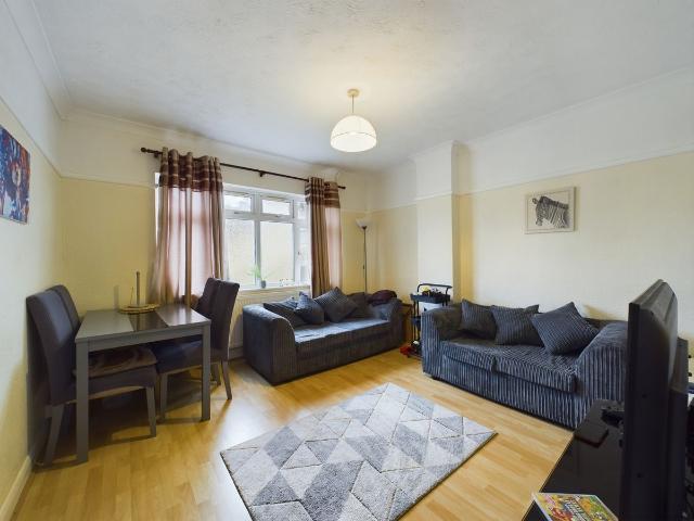 Boundary Road, Chatham ME4, 2 bed flat to rent, £1,100 pcm | PrimeLocation