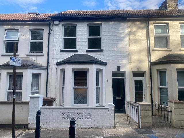 Boundary Road, Chatham ME4, 2 bed terraced house to rent, £1,250 pcm | PrimeLocation