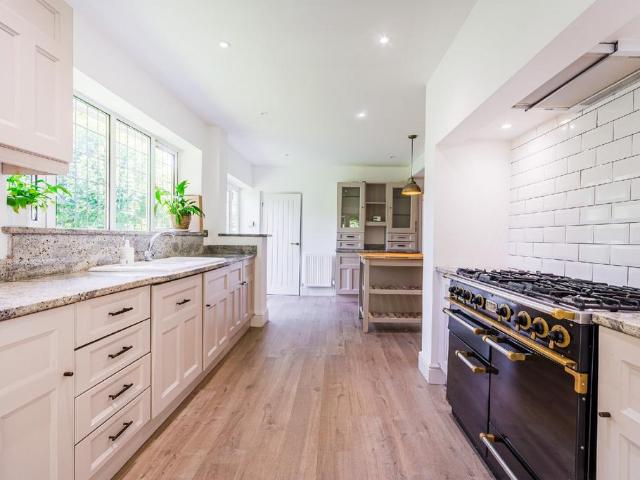 Boundary Road, West Bridgford. 4 bed detached house to rent £3,750 pcm £865 pw