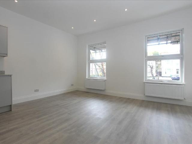 Bounds Green Road, London N11, 3 bed flat to rent, £2,000 pcm | PrimeLocation
