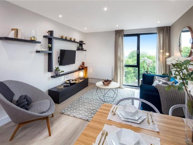 Bourchier Court, London Road. 2 bed apartment to rent £2,000 pcm £462 pw