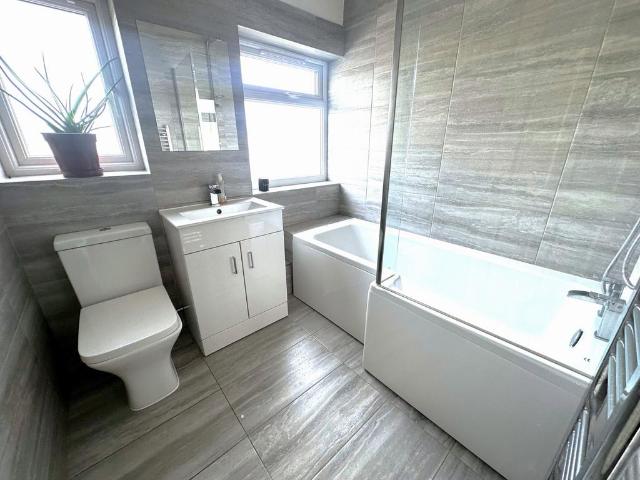 Bourne Avenue, Hayes, UB3 1QR 3 bed detached house to rent £2,450 pcm £565 pw
