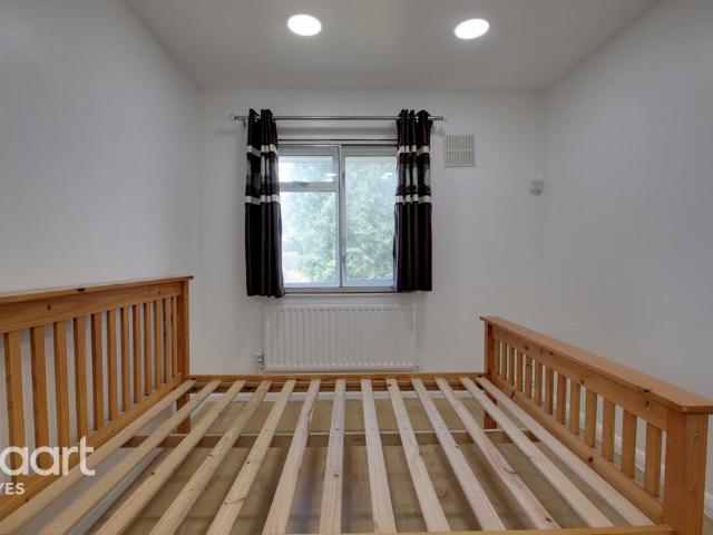 Bourne Avenue, HAYES 2 bed flat to rent £1,700 pcm £392 pw