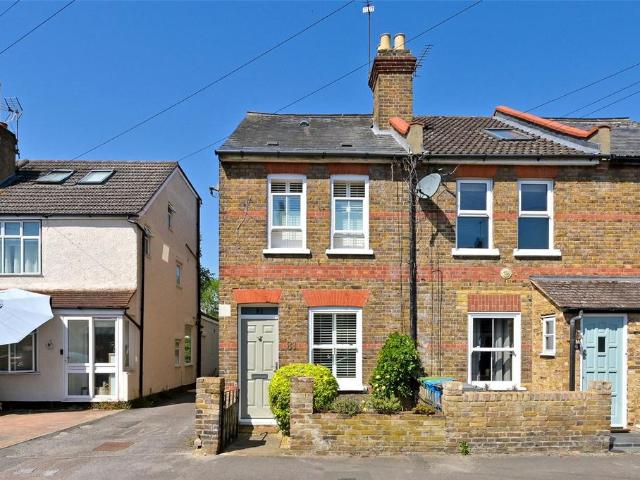Bourne Avenue, Windsor, Berkshire, SL4 3 bed semi detached house to rent £2,750 pcm £635 pw