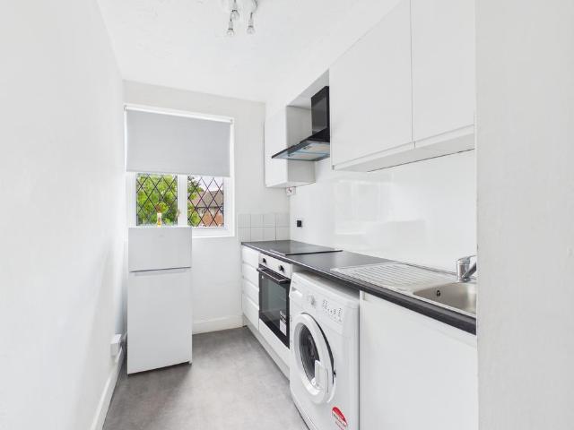 Bourne End SL8 1 bed apartment to rent £1,000 pcm £231 pw