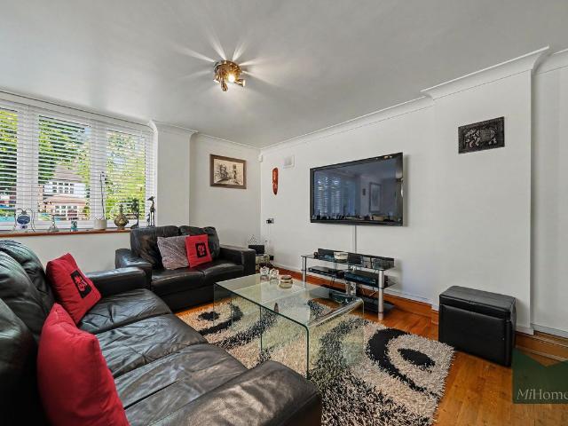 Bourne Hill, London N13, 3 bed detached house to rent, £2,650 pcm | PrimeLocation