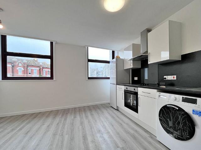Bournemouth Centre 3 bed flat to rent £1,275 pcm £294 pw