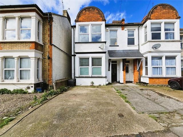 Bournemouth Park Road, Southend. 1 bed apartment to rent £1,000 pcm £231 pw