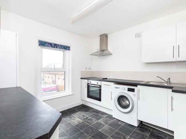 Bournemouth Road, Lower Parkstone. 1 bed apartment to rent £1,000 pcm £231 pw
