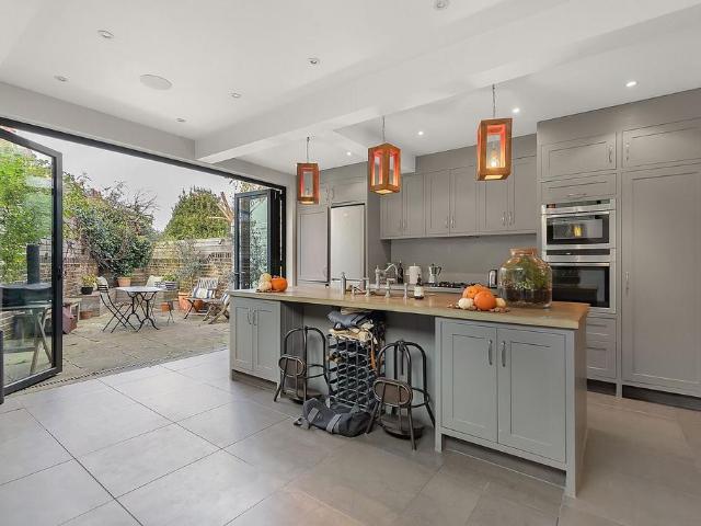 Bovingdon Road, Fulham, London, SW6 2 bed flat to rent £3,467 pcm £800 pw