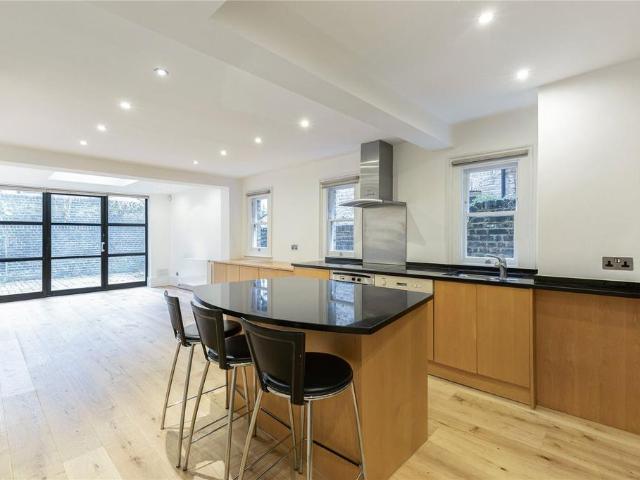Bovingdon Road, London, SW6 4 bed terraced house to rent £8,000 pcm £1,846 pw