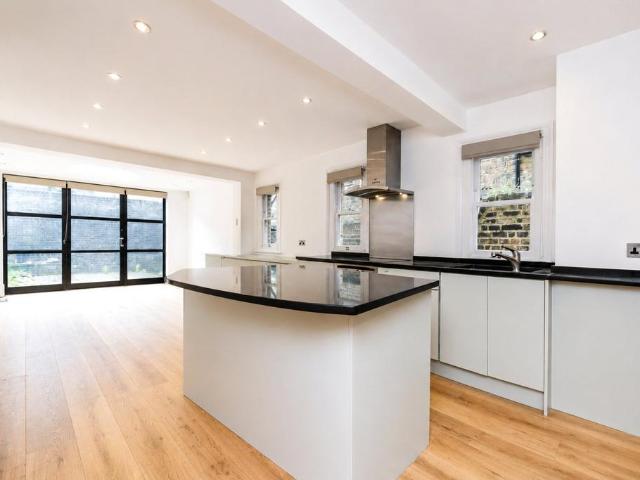 Bovingdon Road, London SW6 4 bed terraced house to rent £8,000 pcm £1,846 pw