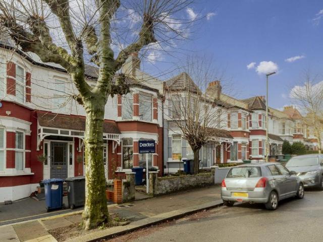 Bow Lane, London N12 3 bed terraced house to rent £2,550 pcm £588 pw