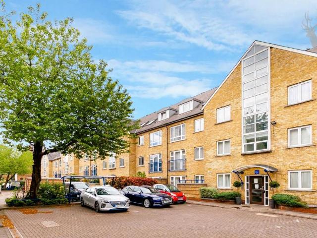 Bow Road, Bow E3 3 bed flat to rent £2,800 pcm £646 pw