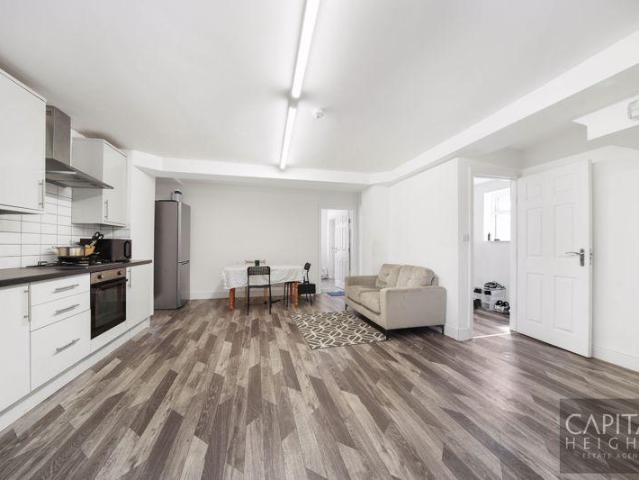 Bow Road, London 3 bed apartment to rent £3,500 pcm £808 pw