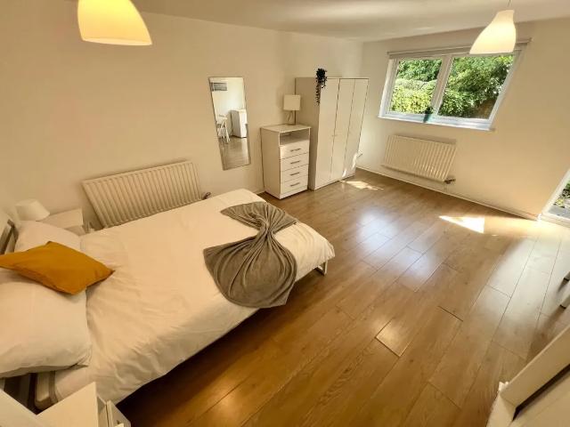Bow Road, London E3, 5 bed shared accommodation to rent, £950 pcm | PrimeLocation