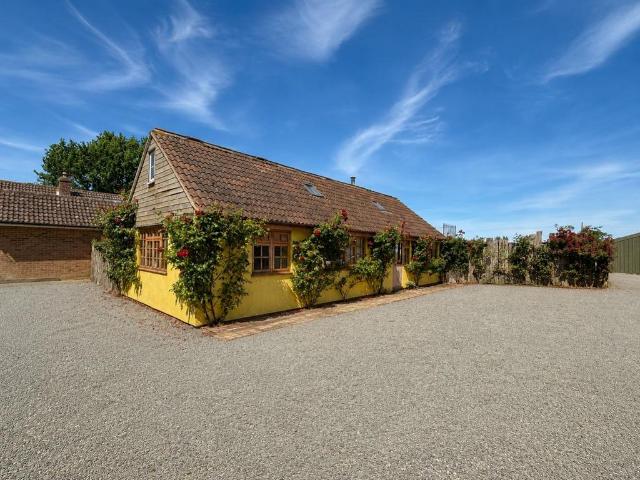 Bowbeck, Bardwell, Suffolk, IP31 2 bed detached bungalow to rent £1,215 pcm £280 pw