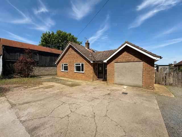 Bowbeck, Bardwell, Suffolk, IP31 3 bed detached bungalow to rent £1,550 pcm £358 pw