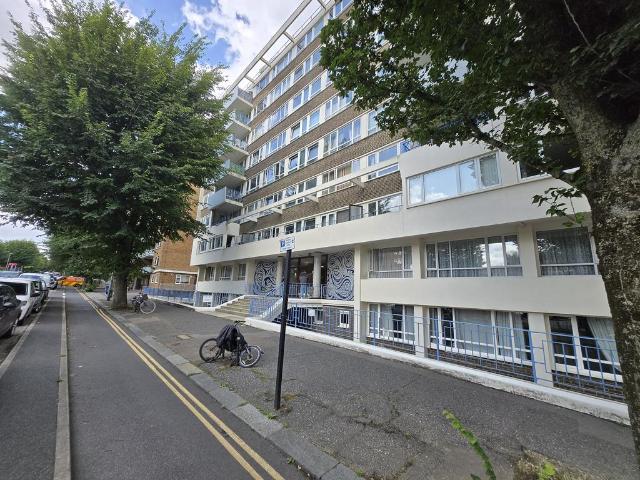 Bowen Court, Hove, BN3 2 bed apartment to rent £2,100 pcm £485 pw