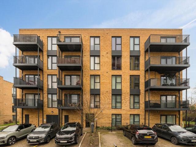 Bowen Drive, Charlton 3 bed flat to rent £2,500 pcm £577 pw