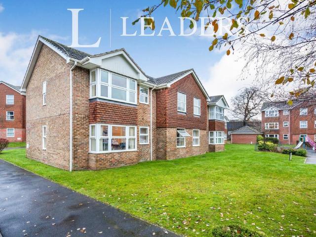 Bowes Close, Horsham, RH13 2 bed flat to rent £1,450 pcm £335 pw