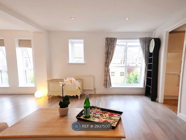 Bowes Lyon Hall, London E16, 3 bed flat to rent, £3,200 pcm | PrimeLocation