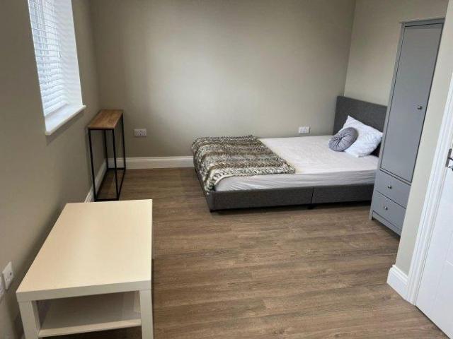 Bowes RD 7 bed flat to rent £7,350 pcm £1,696 pw
