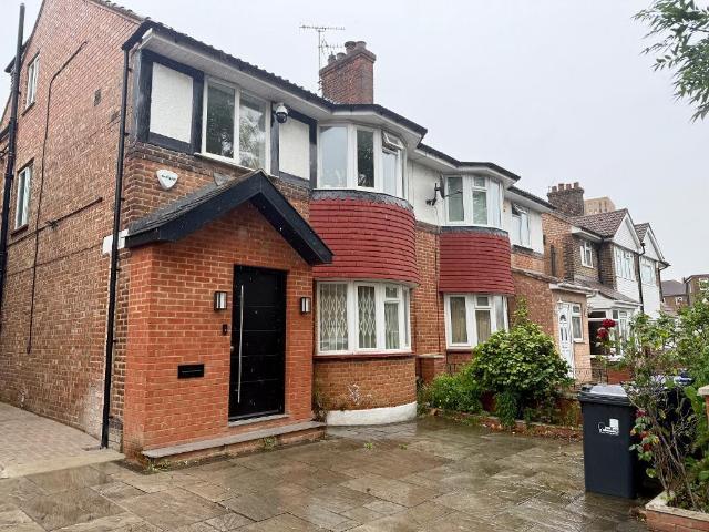 Bowes Road, East Acton, London, W3 7AD 5 bed semi detached house to rent £4,500 pcm £1,038 pw
