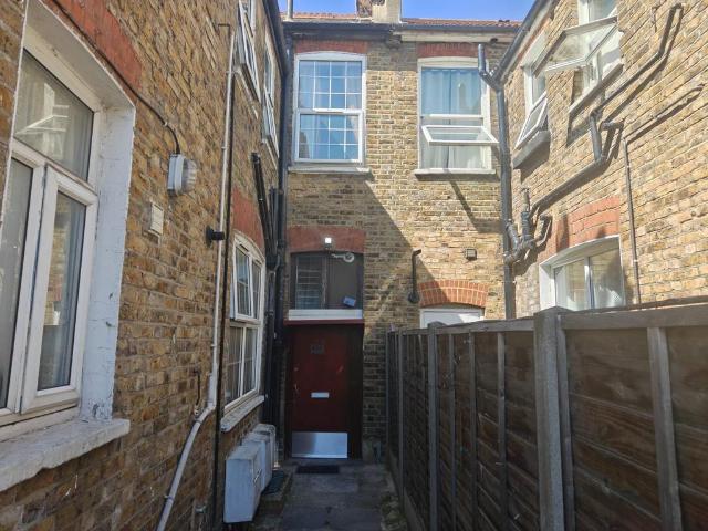 Bowes Road, London, London, N13 2 bed terraced house to rent £1,850 pcm £427 pw