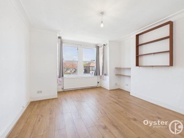 Bowes Road, London N11, 3 bed maisonette to rent, £2,000 pcm | PrimeLocation