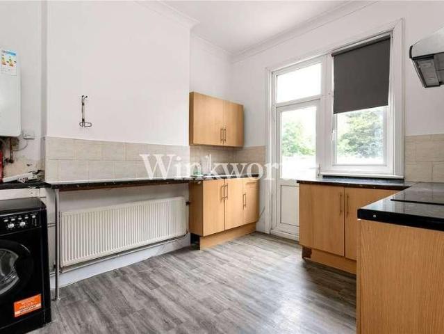 Bowes Road, London, N11