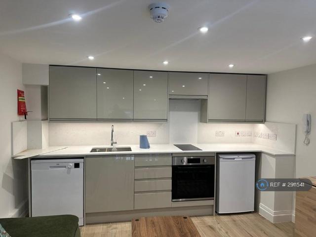 Bowes Road, London, N11 Studio to rent £1,550 pcm £358 pw