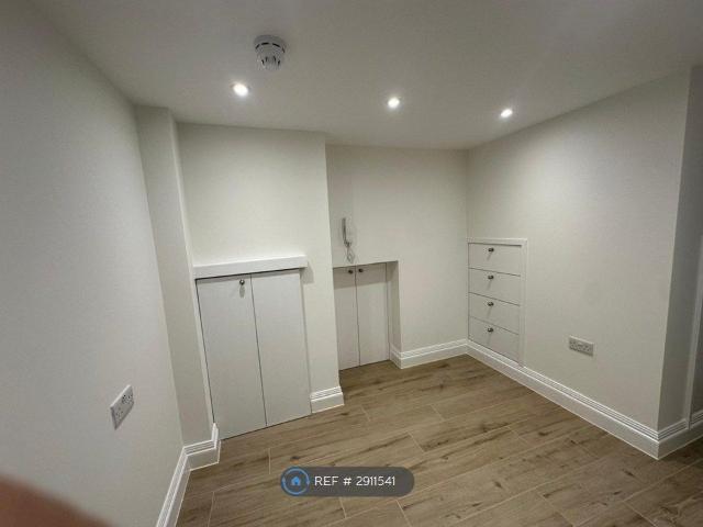 Bowes Road, London N11, Studio to rent, £1,600 pcm | PrimeLocation