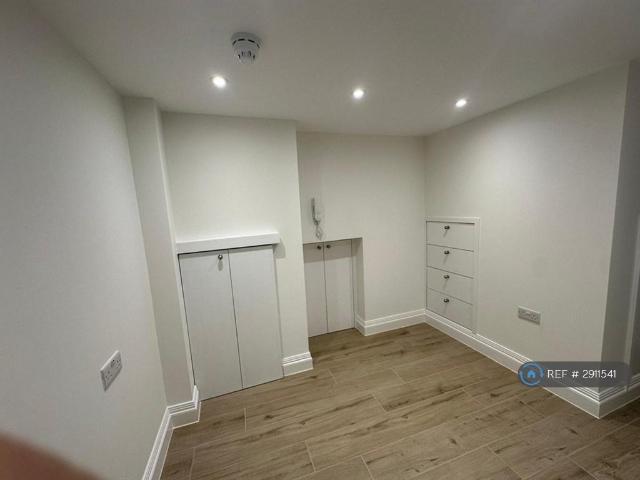 Bowes Road, London, N11 Studio to rent £1,650 pcm £381 pw