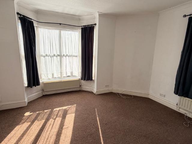 Bower Lane, Maidstone ME16, 2 bed flat to rent, £1,250 pcm | PrimeLocation