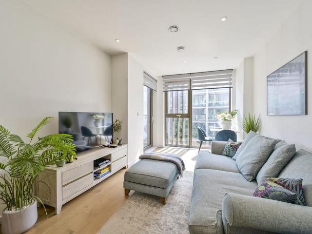 Bowery Building, East Putney, London. 1 bed flat to rent £2,701 pcm £623 pw