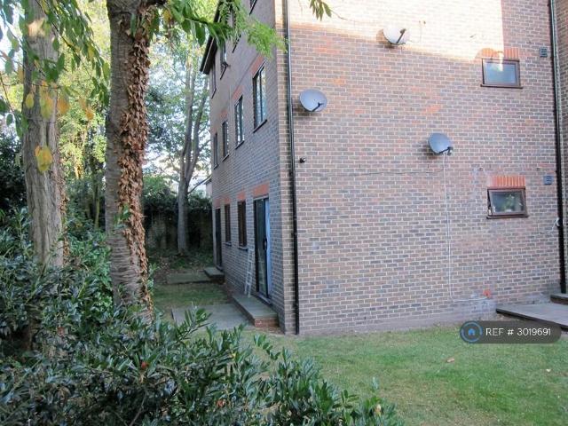 Bowles Hall, Brentford, TW8 Studio to rent £1,325 pcm £306 pw