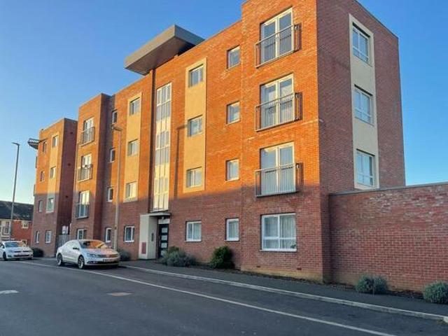 Bowling Green Close, Bletchley, 2 Bedroom Apartment
