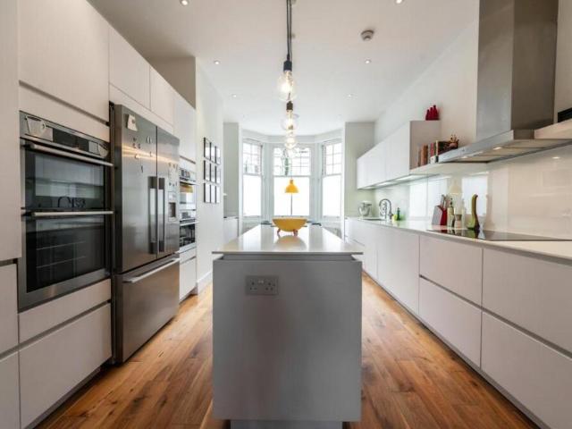 Bowling Green Lane, London, EC1R 4 bed apartment to rent £5,700 pcm £1,315 pw