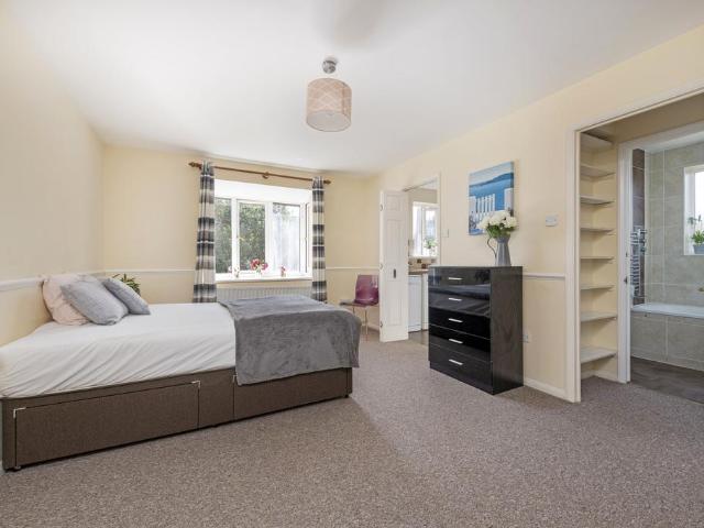 Bowman Mews, London, SW18 Studio to rent £1,525 pcm £352 pw
