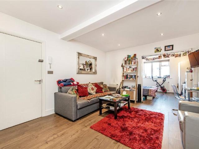Bowmans Mews, London 1 bed flat to rent £1,700 pcm £392 pw