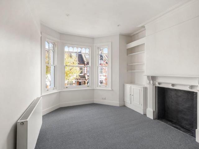 Bowood Road, Battersea SW11 2 bed flat to rent £2,500 pcm £577 pw