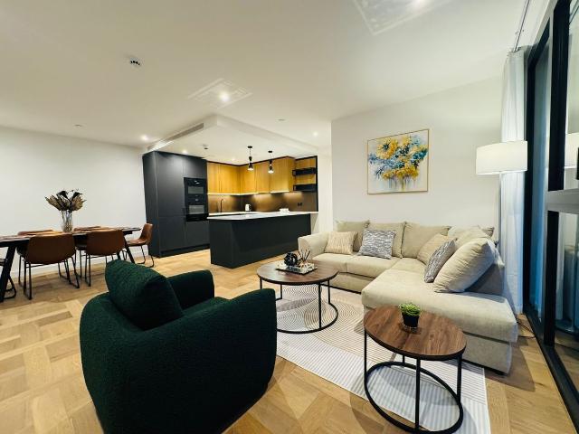 Boxwood Gardens, London Dock, Wapping, London E1W, 3 bed flat to rent, £5,500 pcm | PrimeLocation