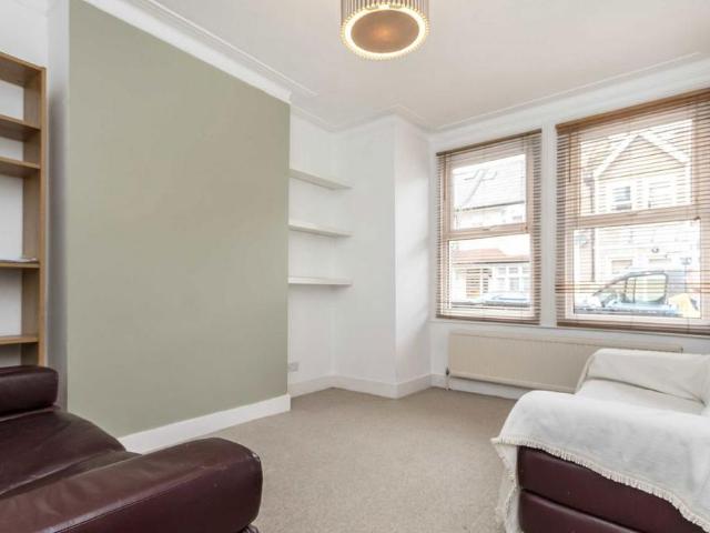 Boyd Road, London SW19 2 bed flat to rent £1,750 pcm £404 pw