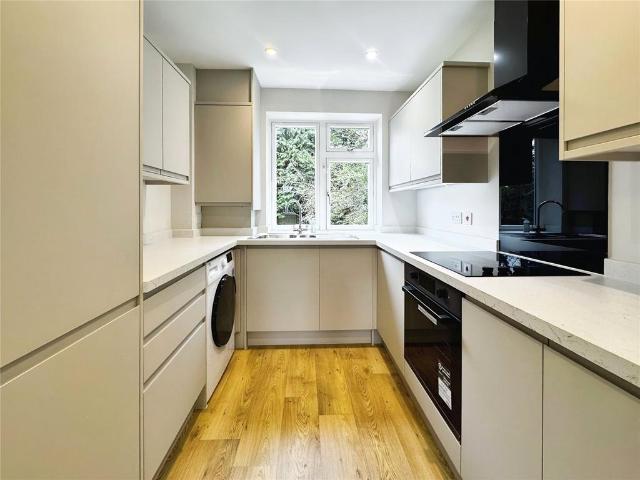 Boyne Park, Kent TN4 2 bed flat to rent £1,750 pcm £404 pw