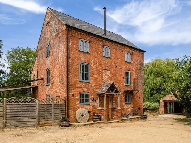 Bloxham Grove, Banbury OX15, 2 bed country house to rent, £1,650 pcm | PrimeLocation
