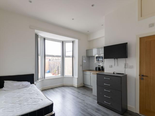 Bloxwich Road South, Willenhall WV13, Studio to rent, £625 pcm | PrimeLocation