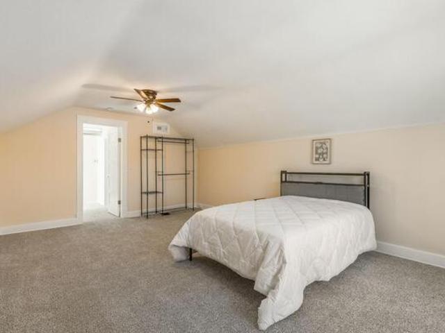 Block away from bus stop & Groceries Rooms with smart locksFree fast Wifi