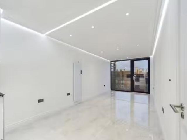 Bloemfontein Road, London, W12 7FG