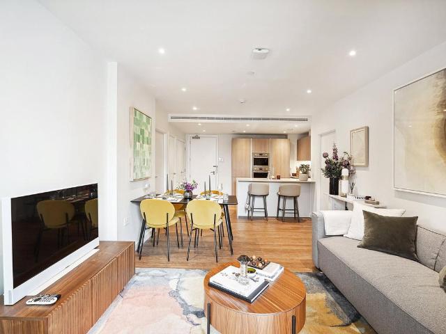 Bloom East, Nine Elms Lane, SW11 2 bed apartment to rent £3,900 pcm £900 pw